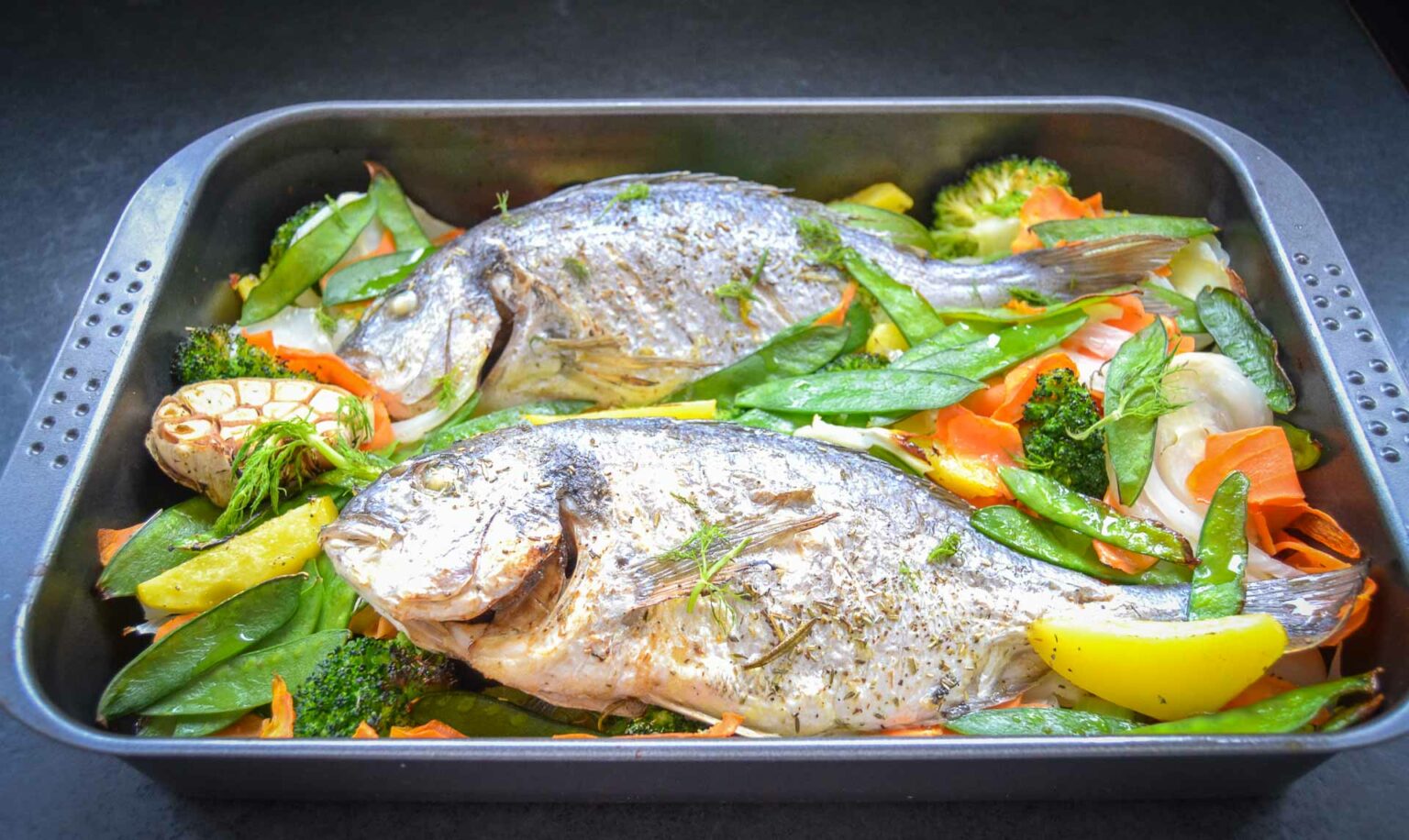Dorade Rezept mit Gemüse aus dem Ofen - Kochen aus Liebe