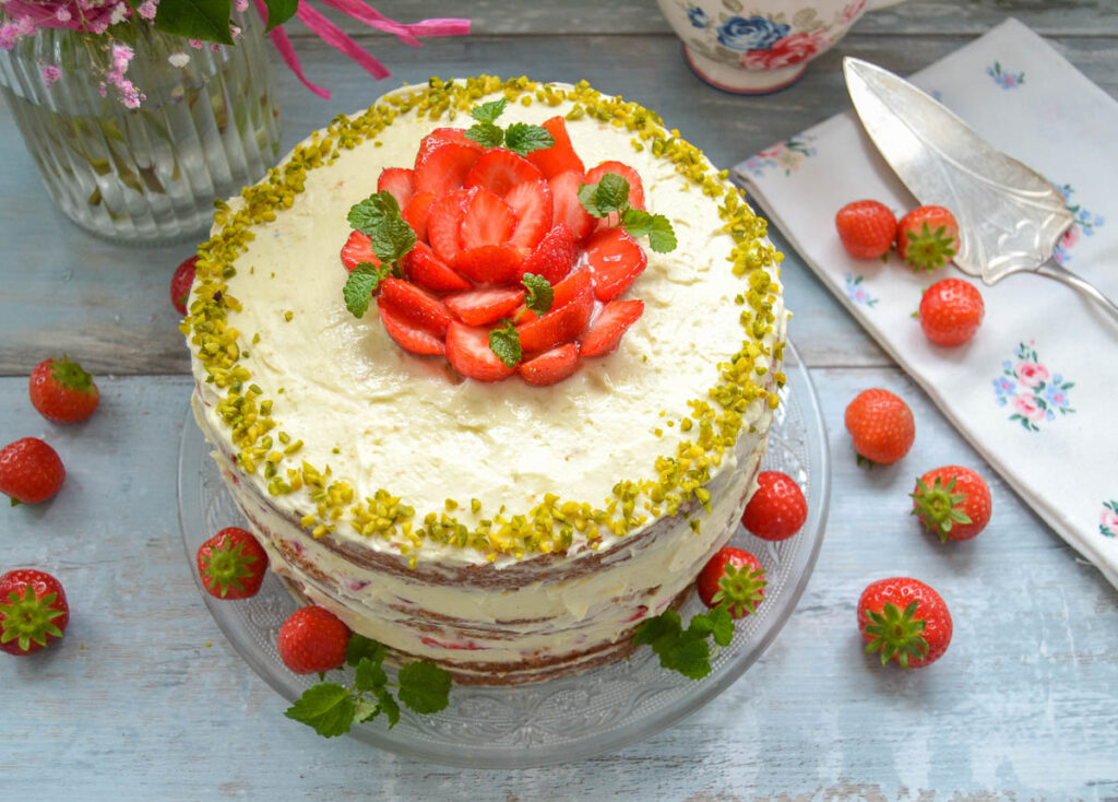 Erdbeerkuchen mit Pudding und Biskuitboden - Kochen aus Liebe